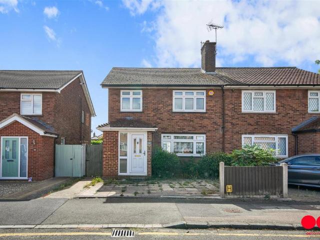 Durham Avenue, Gidea Park RM2 3 bed semi detached house to rent £2,250 pcm £519 pw