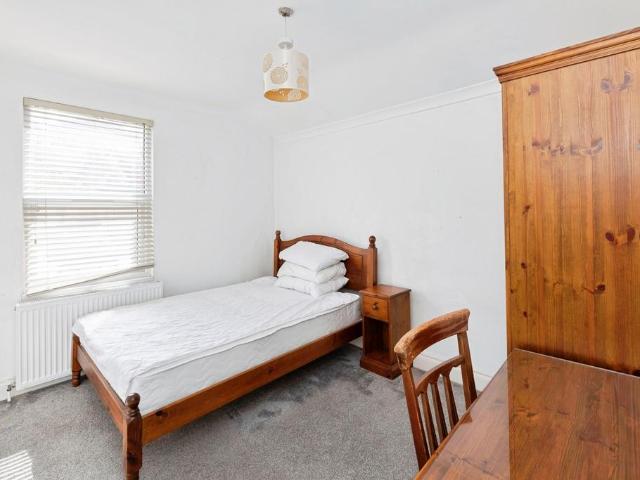 Durham Road, London, E16 1 bed in a house share to rent £1,025 pcm £237 pw