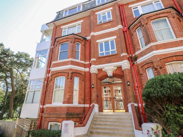 Durley Gardens, Bournemouth, BH2 2 bed flat to rent £1,850 pcm £427 pw