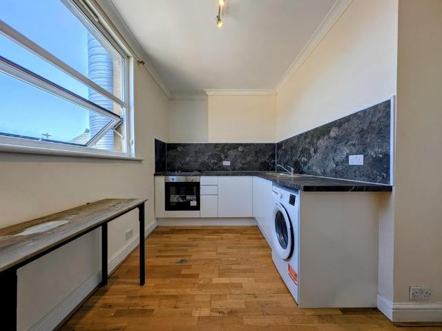 Durnsford Road, London 3 bed flat to rent £2,400 pcm £554 pw