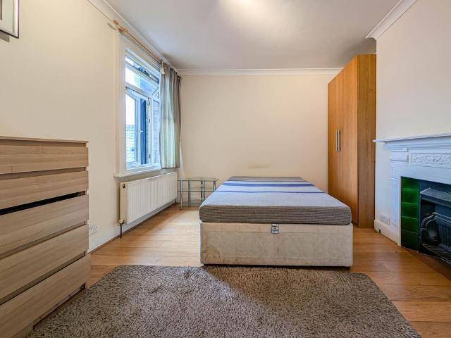 Durnsford Road, London 3 bed flat to rent £2,600 pcm £600 pw