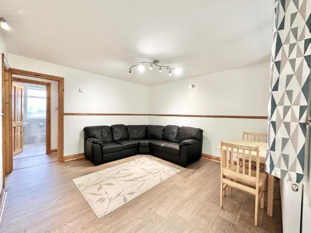 Durnsford Road, London N11 2 bed flat to rent £1,750 pcm £404 pw