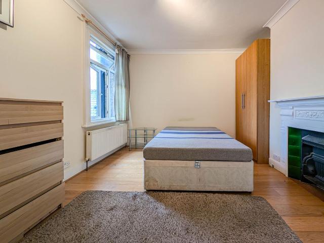 Durnsford Road, London SW19, 3 bed flat to rent, £2,600 pcm | PrimeLocation