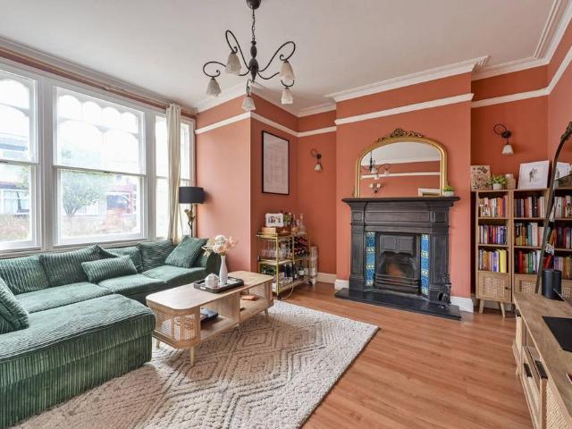 Durnsford Road, Southfields, London. 3 bed maisonette to rent £2,950 pcm £681 pw