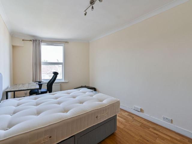 Durnsford Road, Southfields, London SW19, 2 bed flat to rent, £2,600 pcm | PrimeLocation