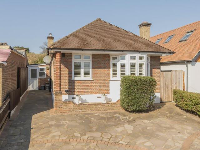 Durrants Drive, Croxley Green, Rickmansworth WD3, 3 bed detached bungalow to rent, £2,200 pcm | PrimeLocation
