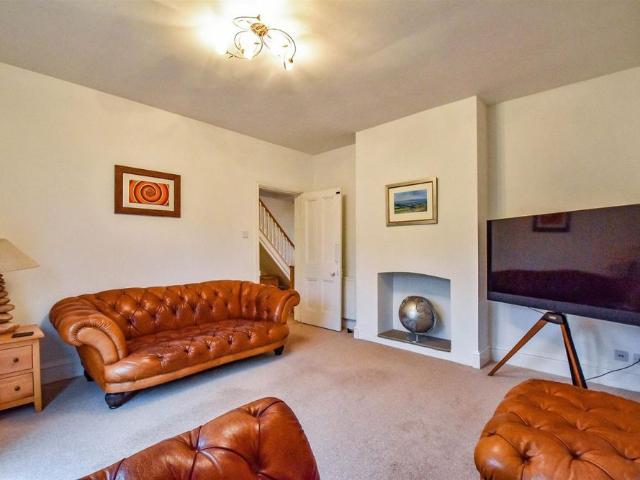Dursley Road, Cam
