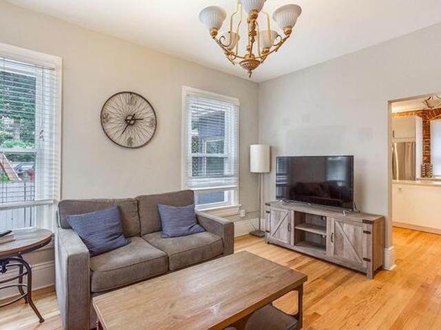 Dutch Colonial Capitol Hill home by downtown parks & eateries