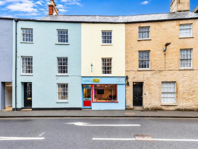 Dyer Street, Cirencester. 2 bed apartment to rent £1,000 pcm £231 pw