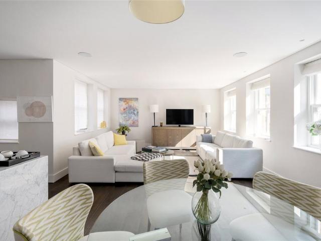 Dyer's Buildings, London, EC1N 2 bed apartment to rent £10,833 pcm £2,500 pw
