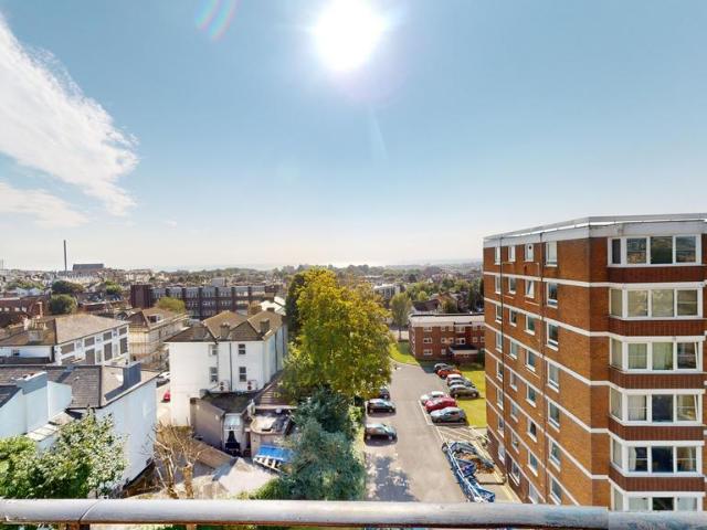 Dyke Road, Brighton, BN1 2 bed flat to rent £1,850 pcm £427 pw