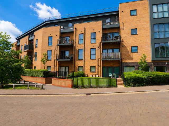 Dyson Drive, Uxbridge UB10, 1 bed flat to rent, £1,550 pcm | PrimeLocation