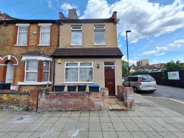 Dysons Road, London 2 bed flat to rent £1,600 pcm £369 pw
