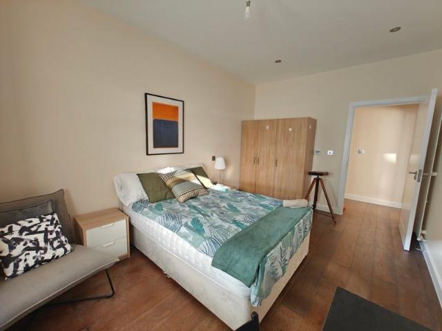 E14, Room to rent, £1,000 pcm | PrimeLocation