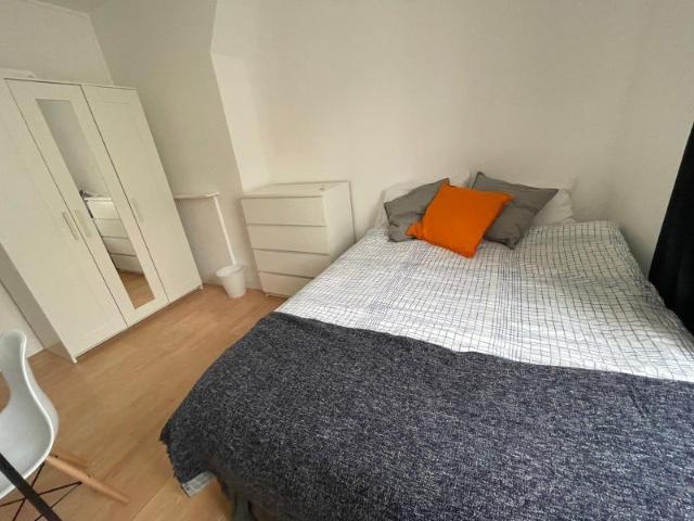 E14, Room to rent, £750 pcm | PrimeLocation