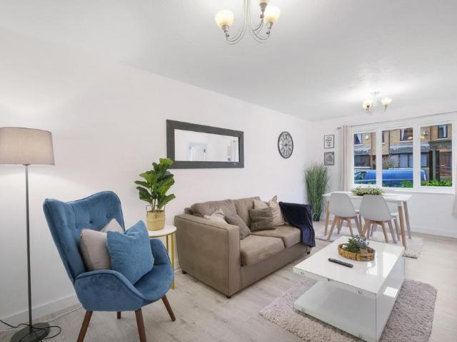 E14 Tyndal Ct 09 2 bed apartment to rent £4,000 pcm £923 pw