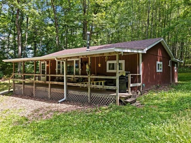 E559 Indian Valley Rd, Waupaca, WI 54981