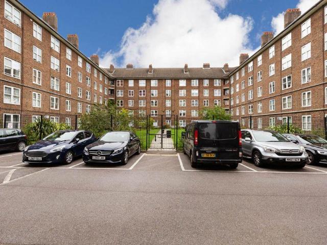E8 1 bed flat to rent £2,102 pcm £485 pw
