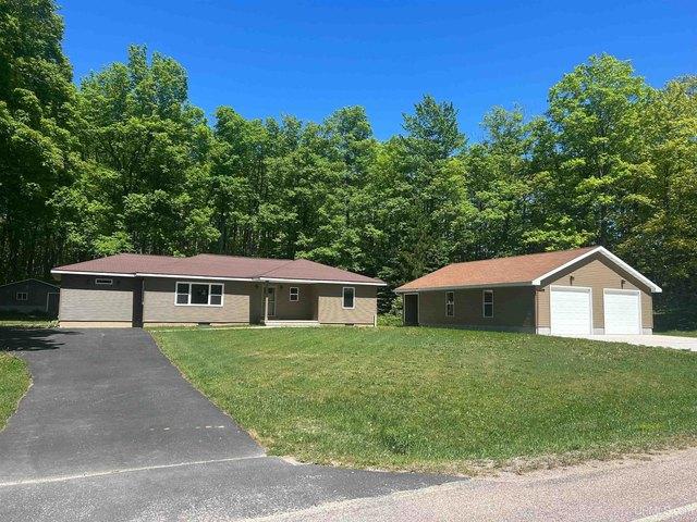 E9506 Prospect St, Munising, MI 49862