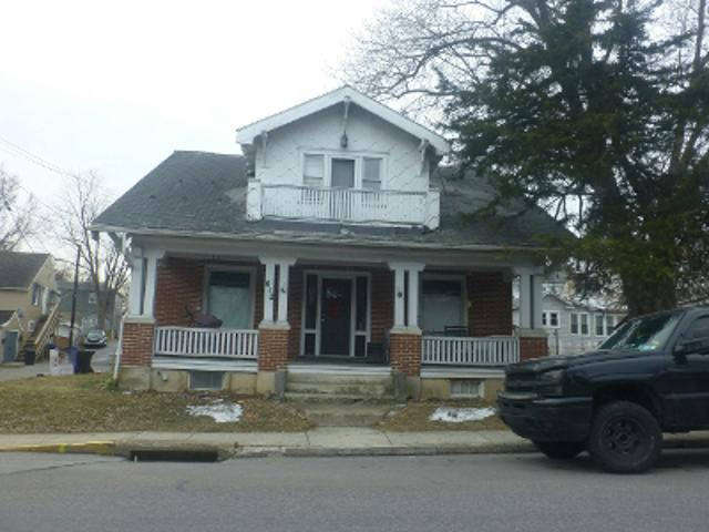 E Main St