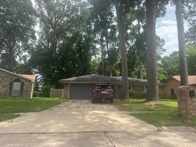 E Montego Ln