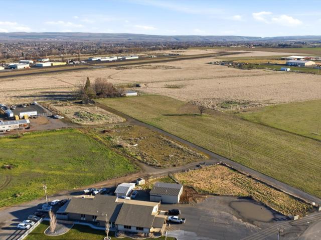 E Airport RD