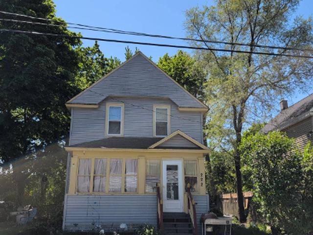 E Belmont St