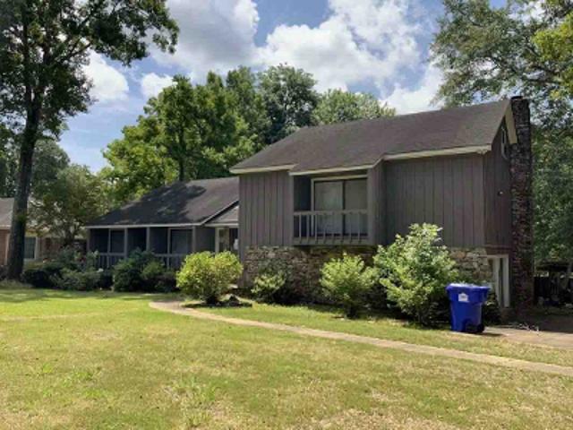 E Castlewood Dr