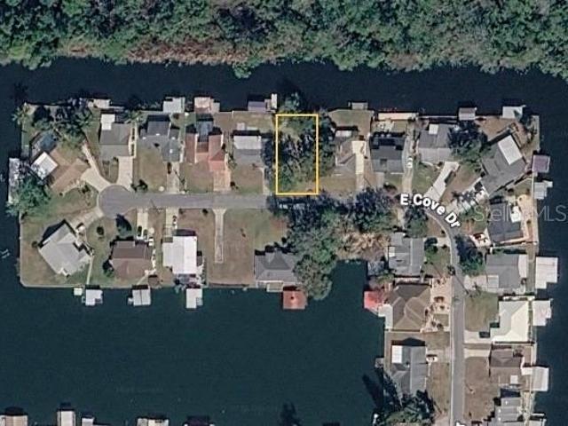 E Cove Dr, Tavares, FL 32778