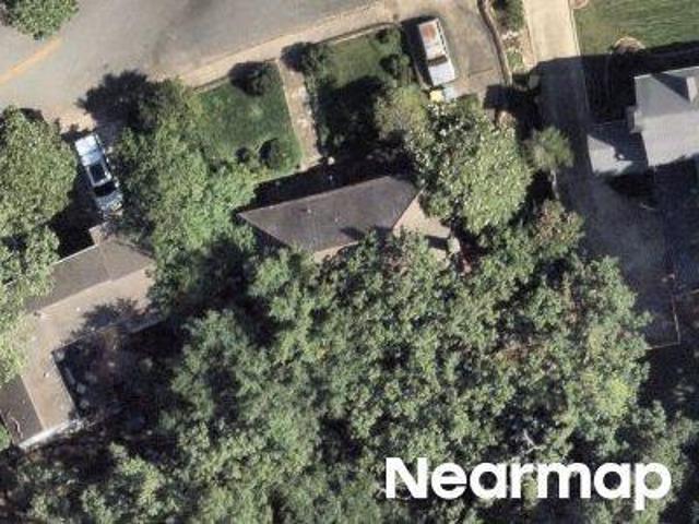 E Crestwood Dr