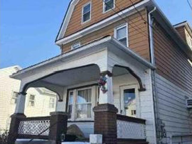 E Green St
