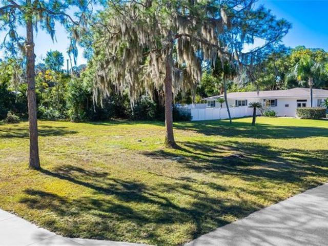 E Holly St, Howey In The Hills, FL 34737