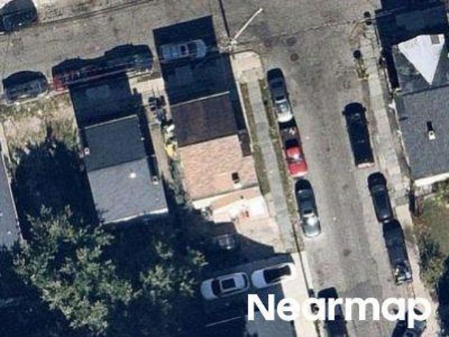 E Holsman St