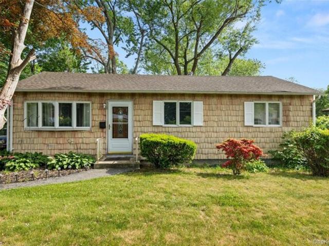 E Lakeland St, Bay Shore, Home For Sale