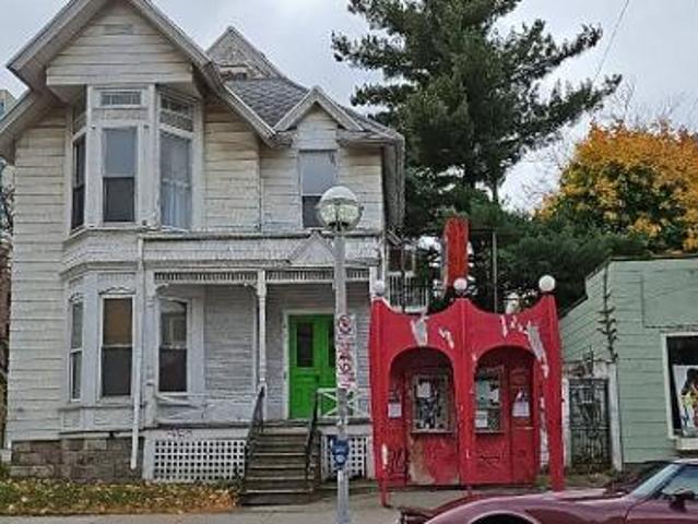 E Liberty St