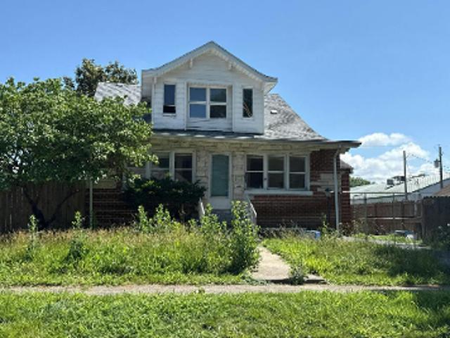 E Poplar St