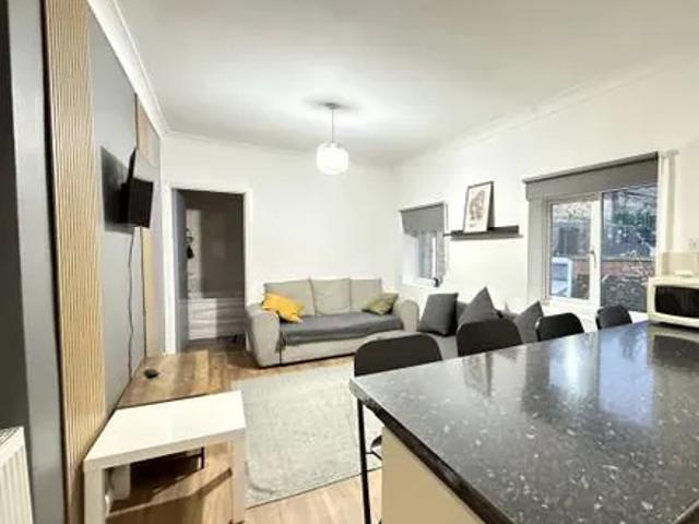 E&R Natural Food, 57 Roman Road, London, E2 0QN, United Kingdom | 2 bed apartment for rent #165772632 | Rentberry