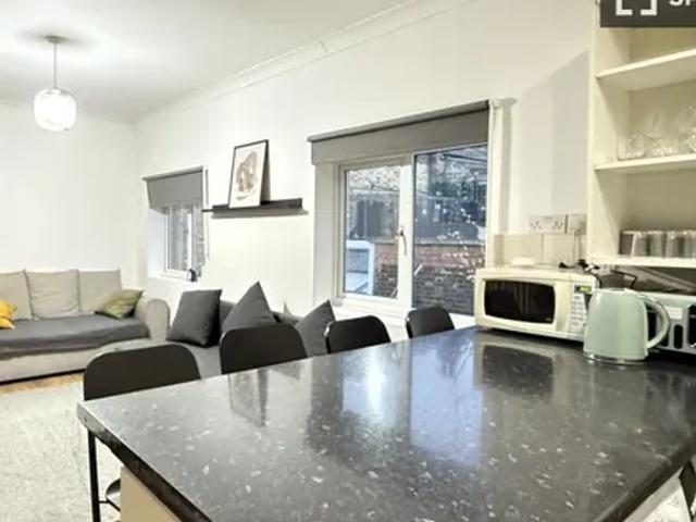E&R Natural Food, 57 Roman Road, London, E2 0QN, United Kingdom | 2 bed apartment for rent #160154637 | Rentberry