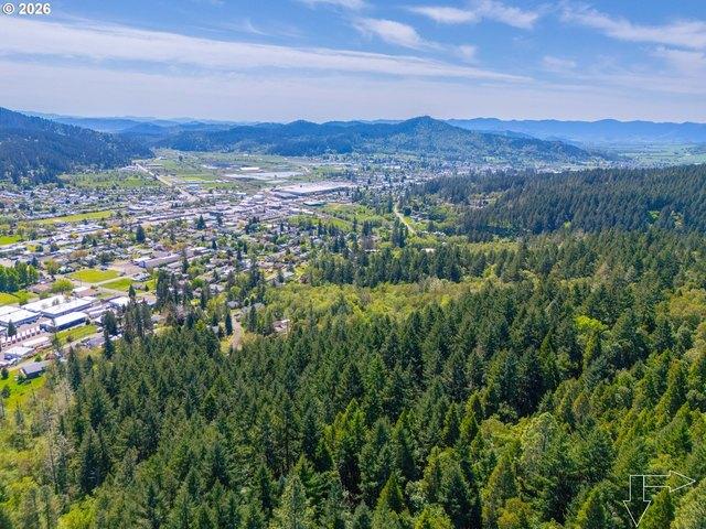E Sixth Ave, Sutherlin, OR 97479