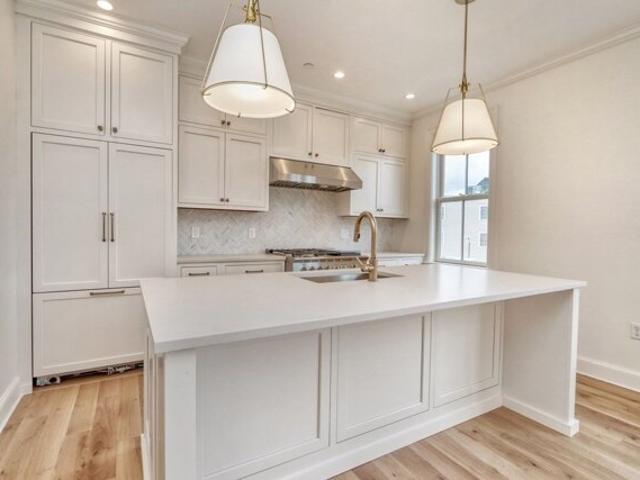 E Th St Apt,boston, Condo For Sale