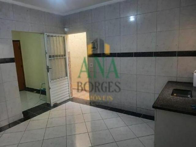É uma casa com Garagem pra 2 veículos