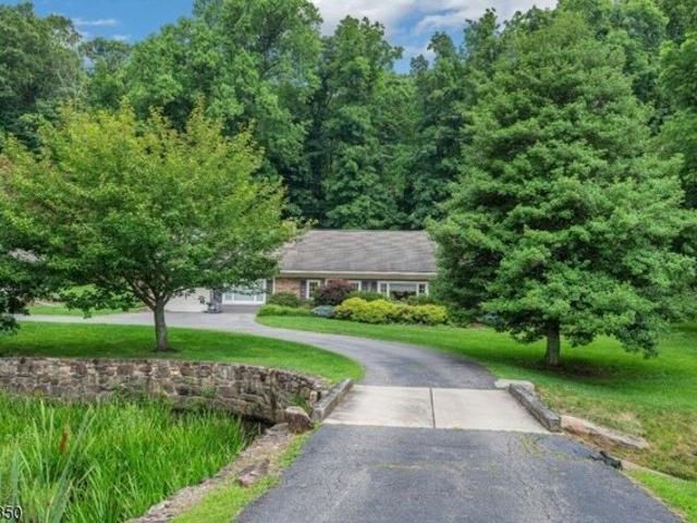 E Valley Brook Rd, Washington Township, Home For Sale