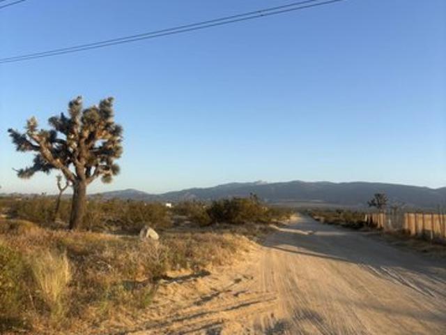 E Vic Ave, Palmdale, CA 93591