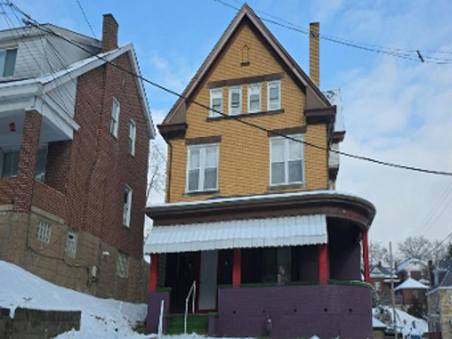 E Woodford Ave