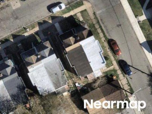 E 15th St