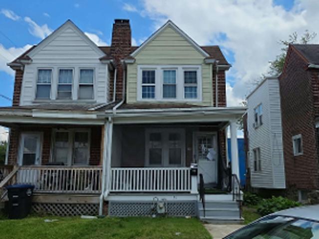 E 15th St