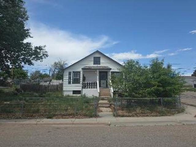 E 15th St