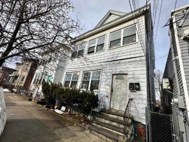 E 16th St