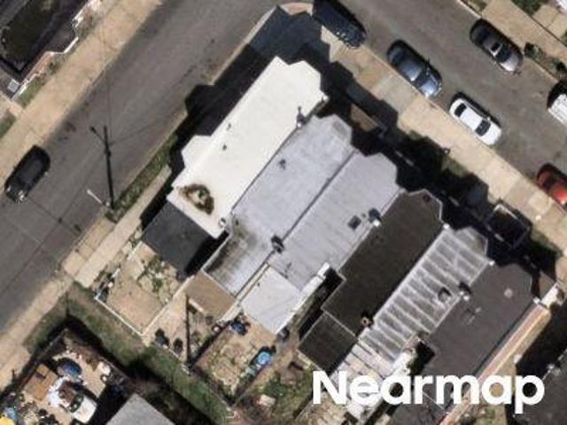 E 17th St