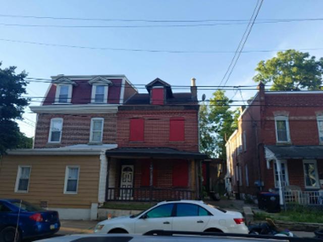 E 18th St